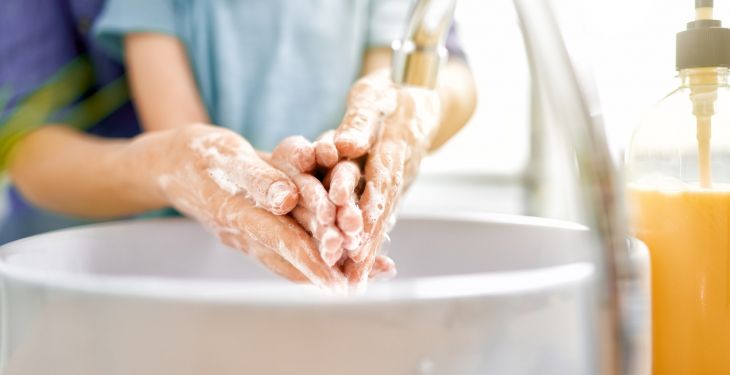 Handen wassen en desinfecteren: wanneer doe je wat? | Cleaning Academy